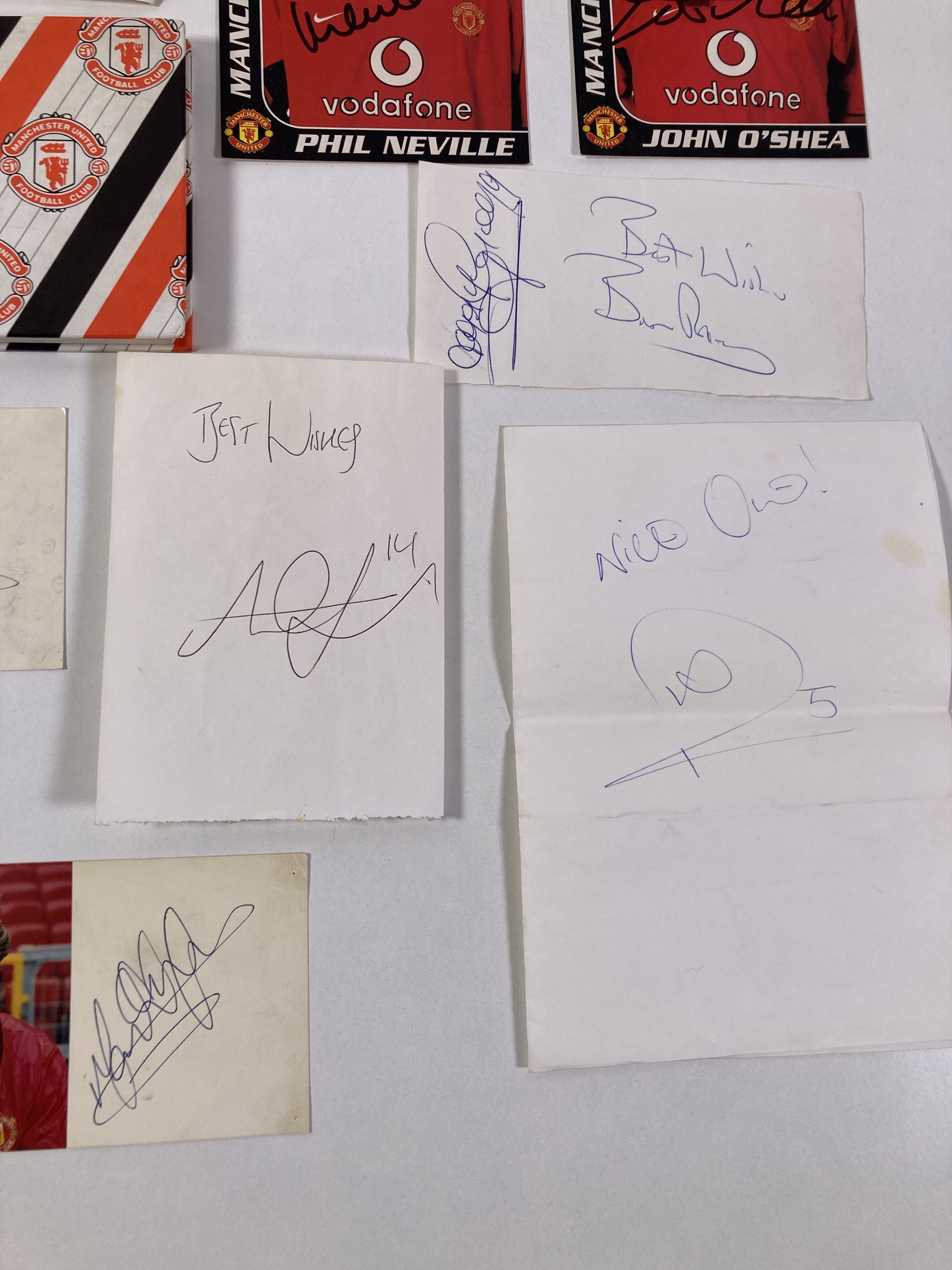 Lot 46 - MANCHESTER UNITED - SIGNED MEMORABILIA.