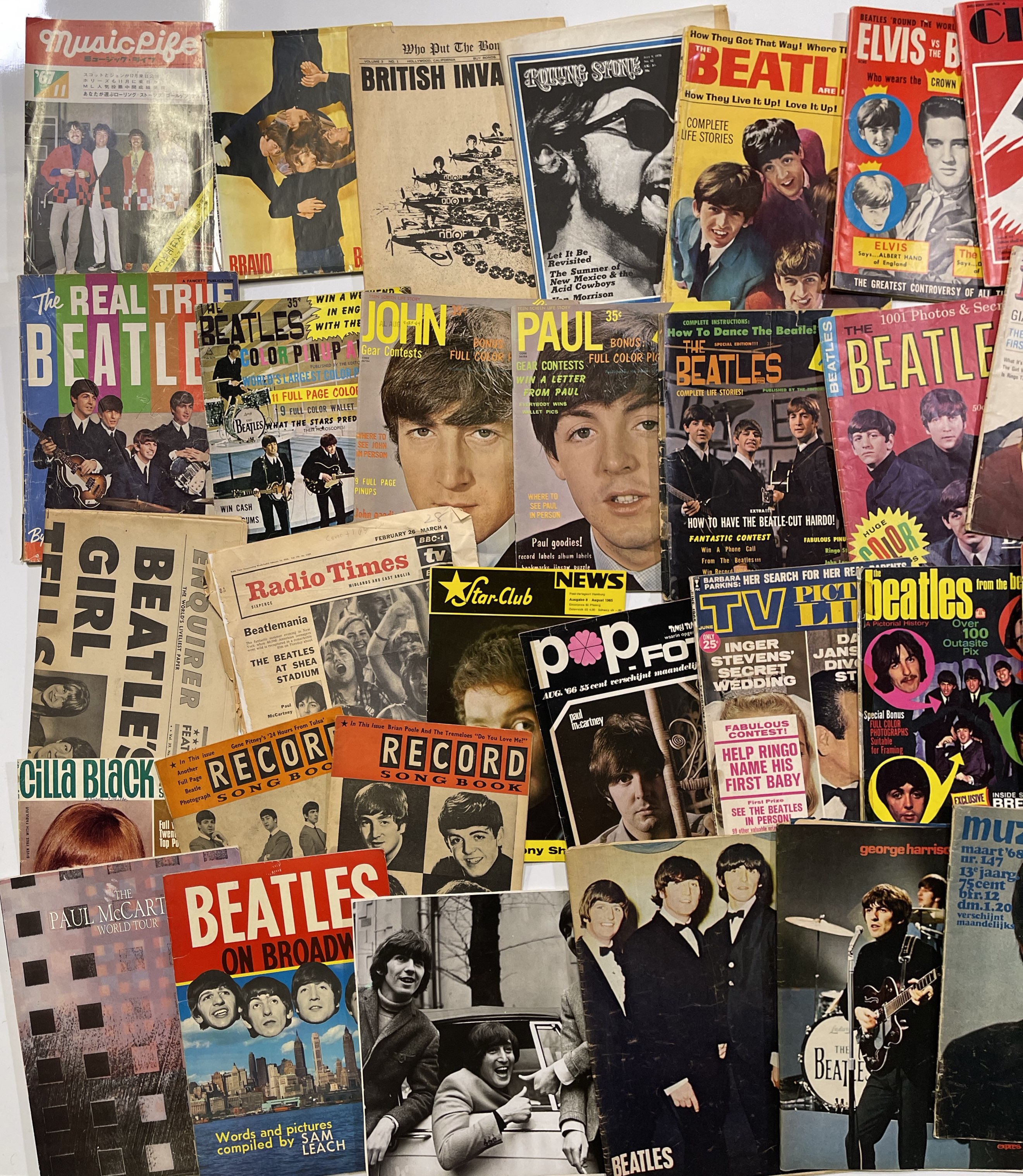 Lot 130 - THE BEATLES - COLLECTION OF MAGAZINES INC