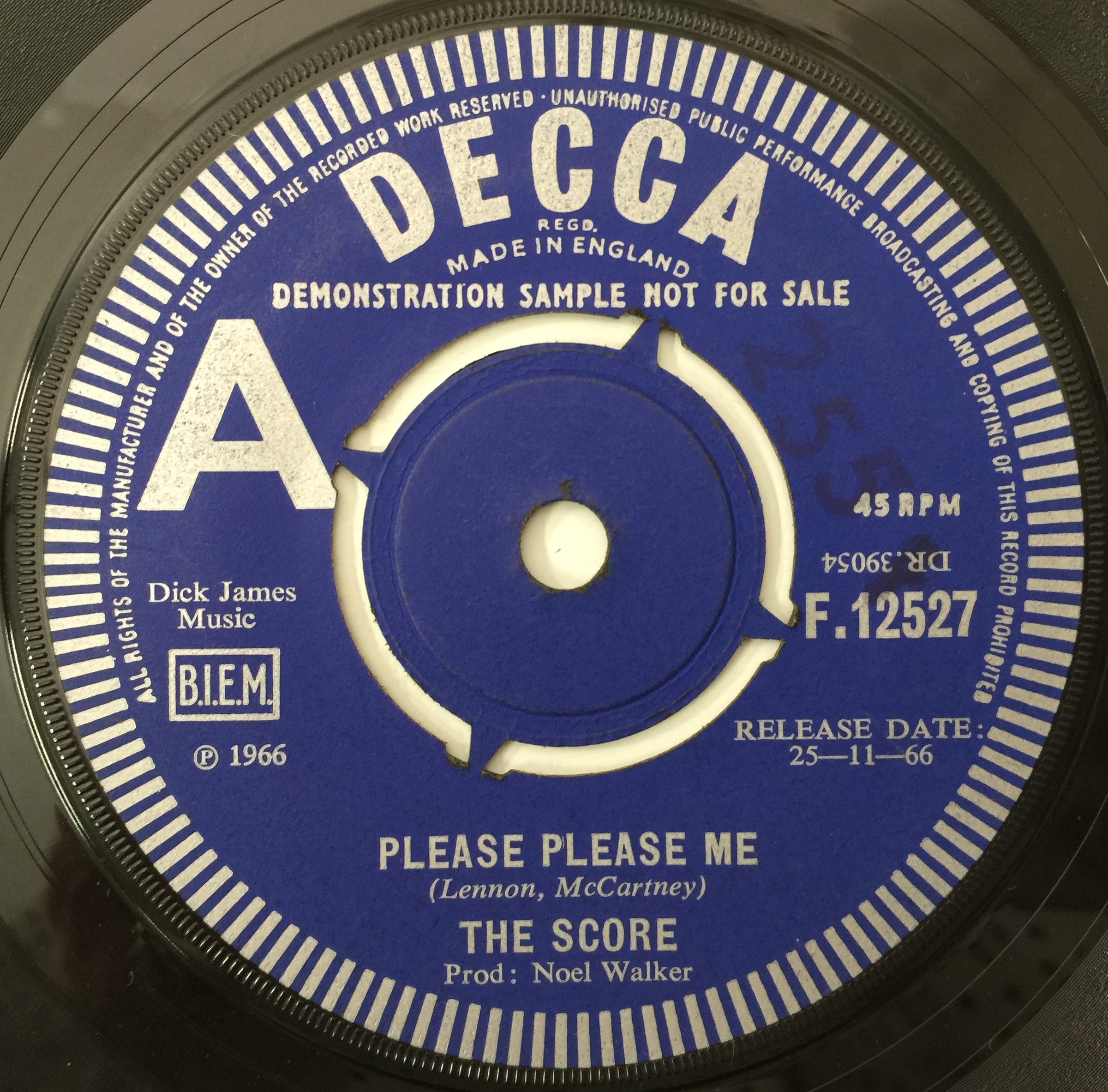 Lot 217 - THE SCORE - PLEASE PLEASE ME 7" (F.12527