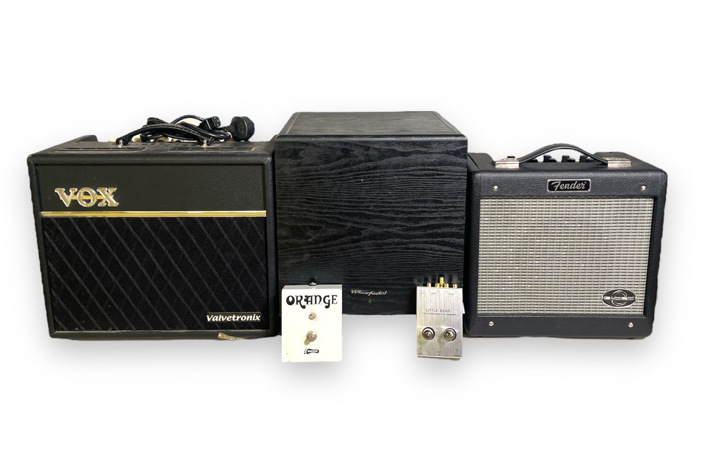 Lot 3 - AMPLIFIERS AND SPEAKERS.