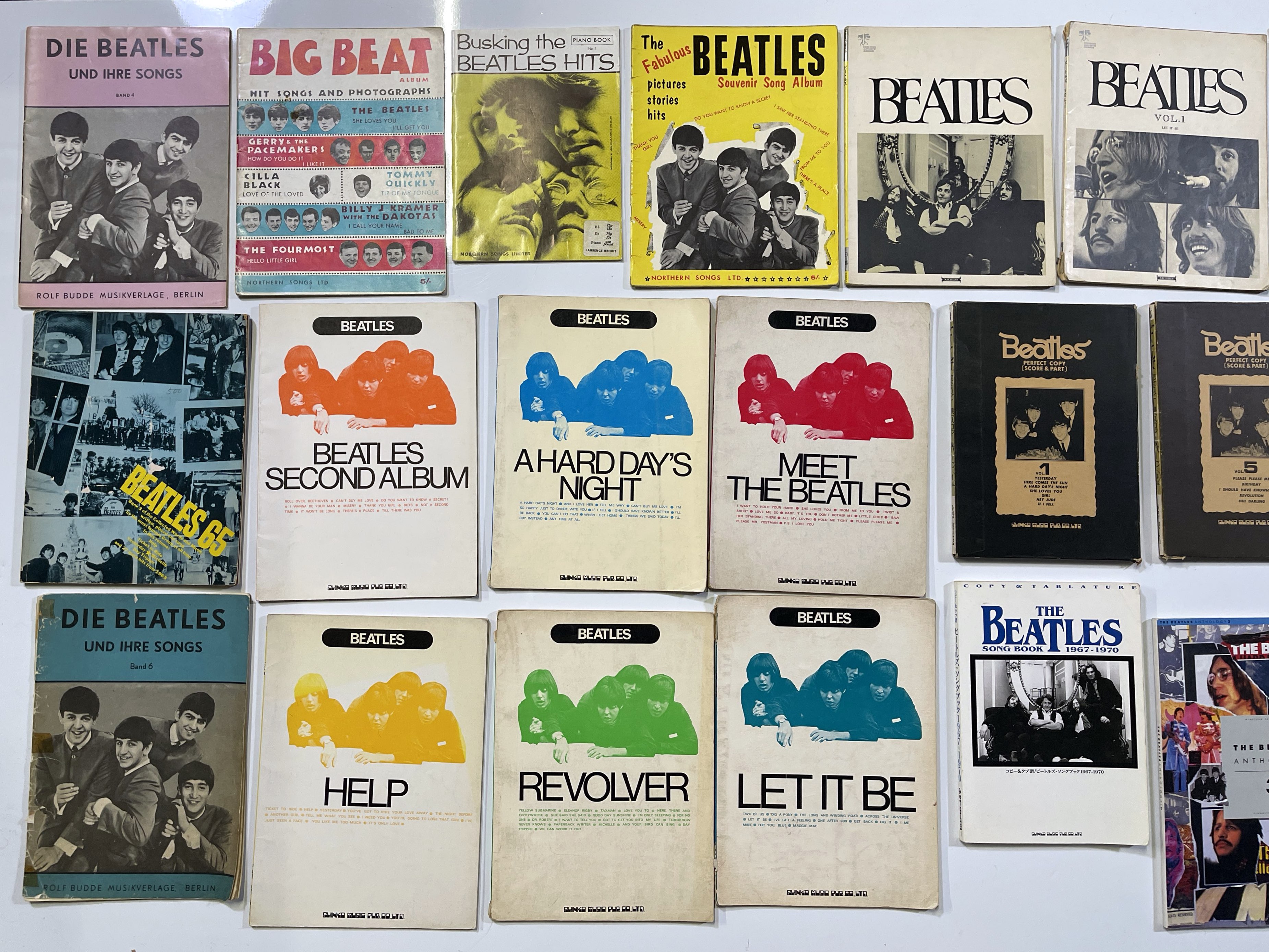 Lot 132 - 26 SONGBOOKS - THE BEATLES.
