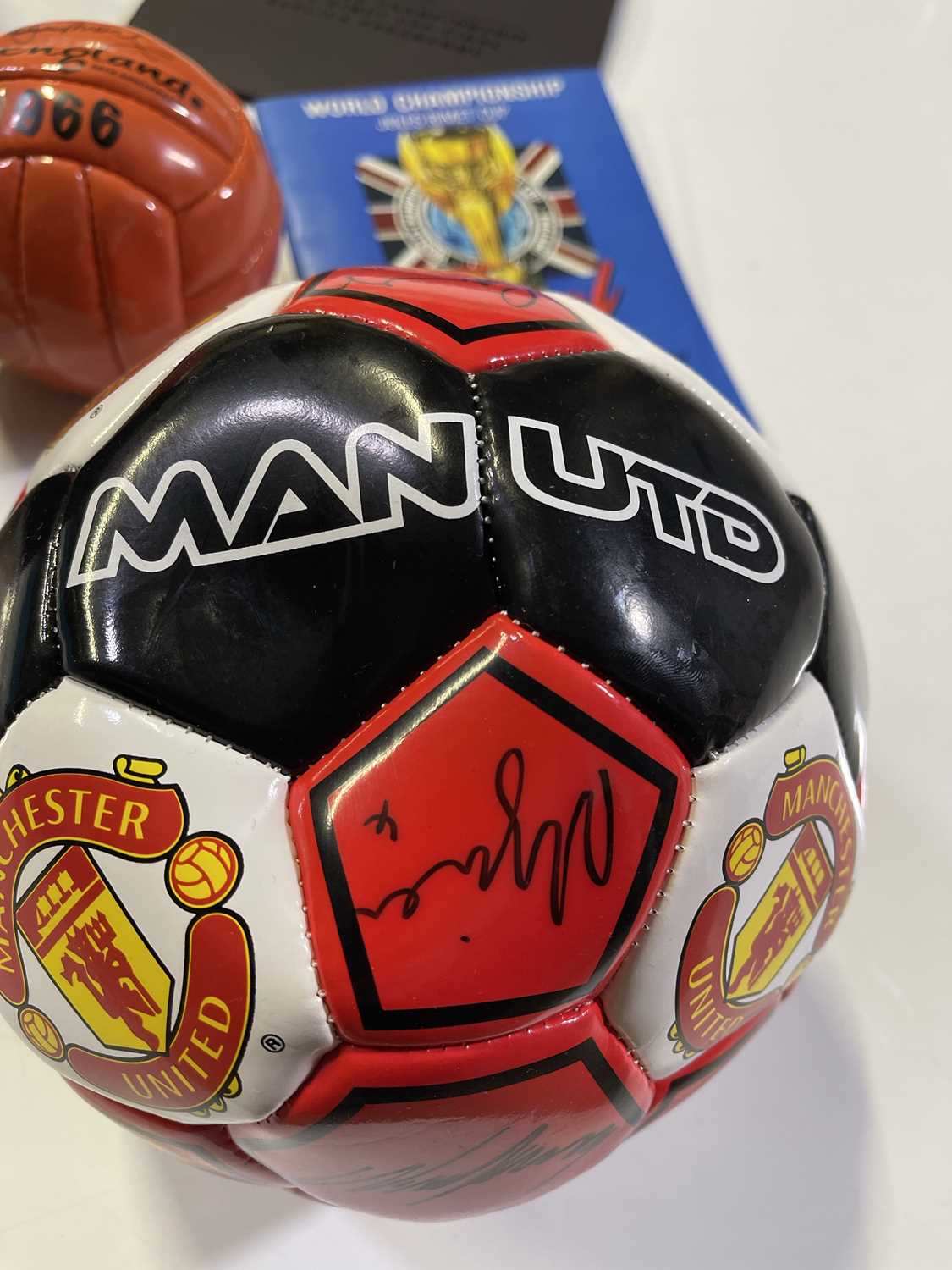 Lot 358 - FOOTBALL MEMORABILIA - MANCHESTER UNITED