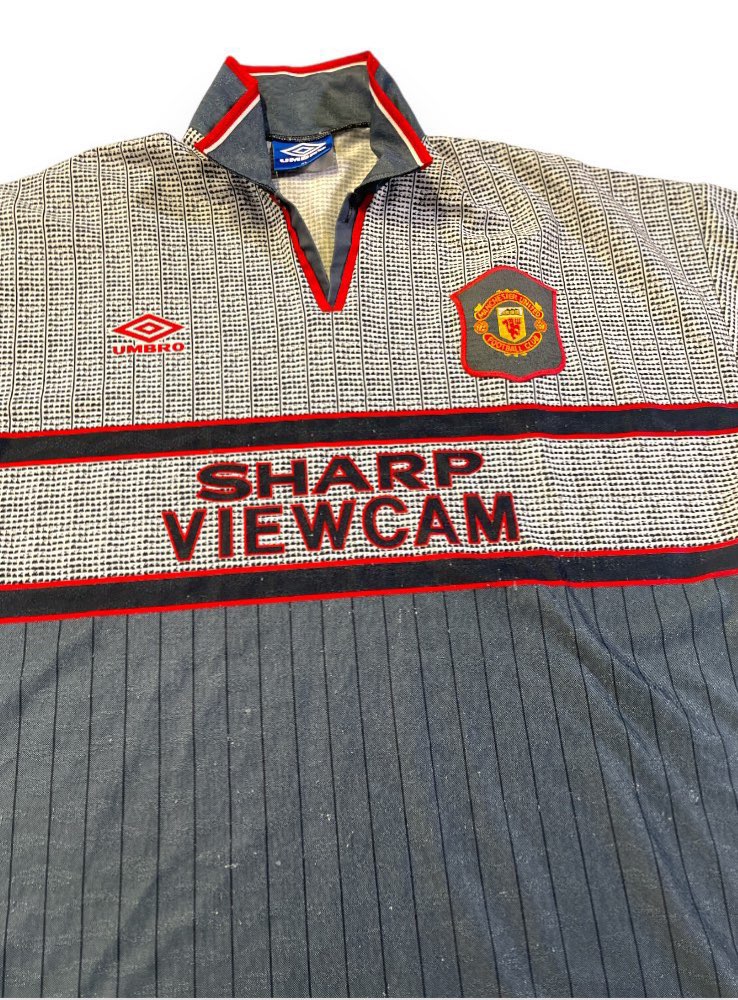 Lot 375 - MANCHESTER UNITED - 1995/6 AWAY SHIRT.