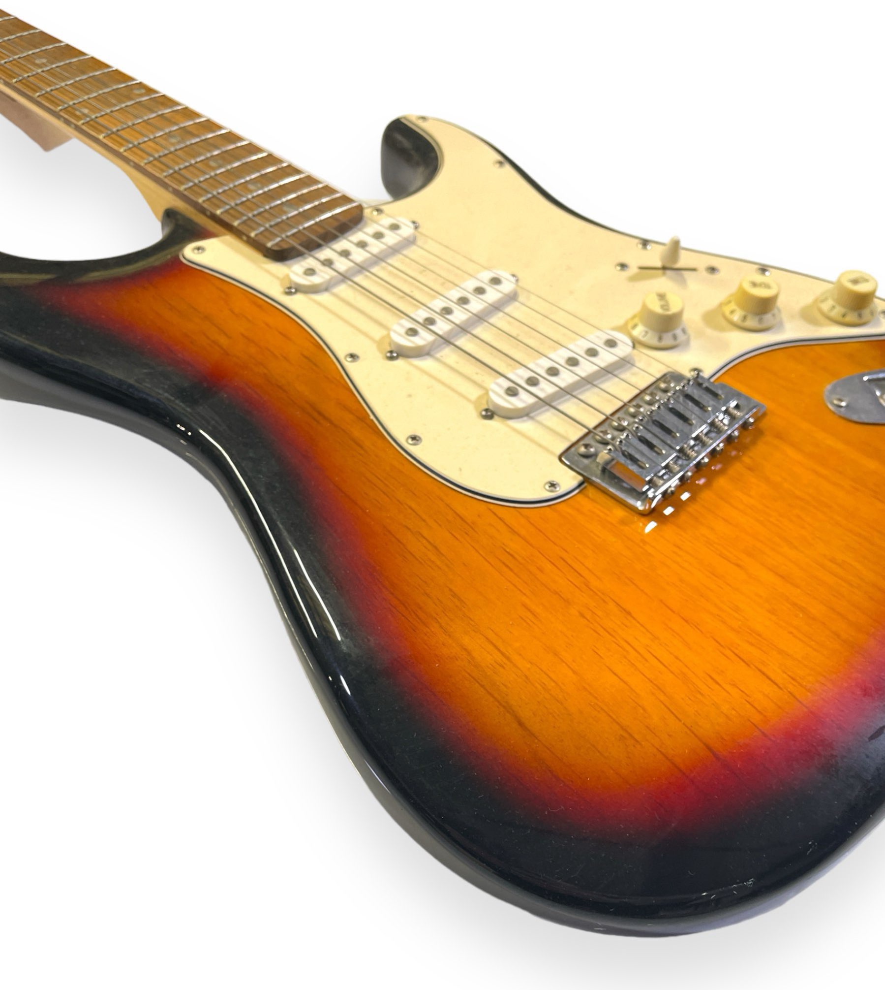 Lot 7 - A FENDER SQUIER STRATOCASTER ELECTRIC GUITAR.