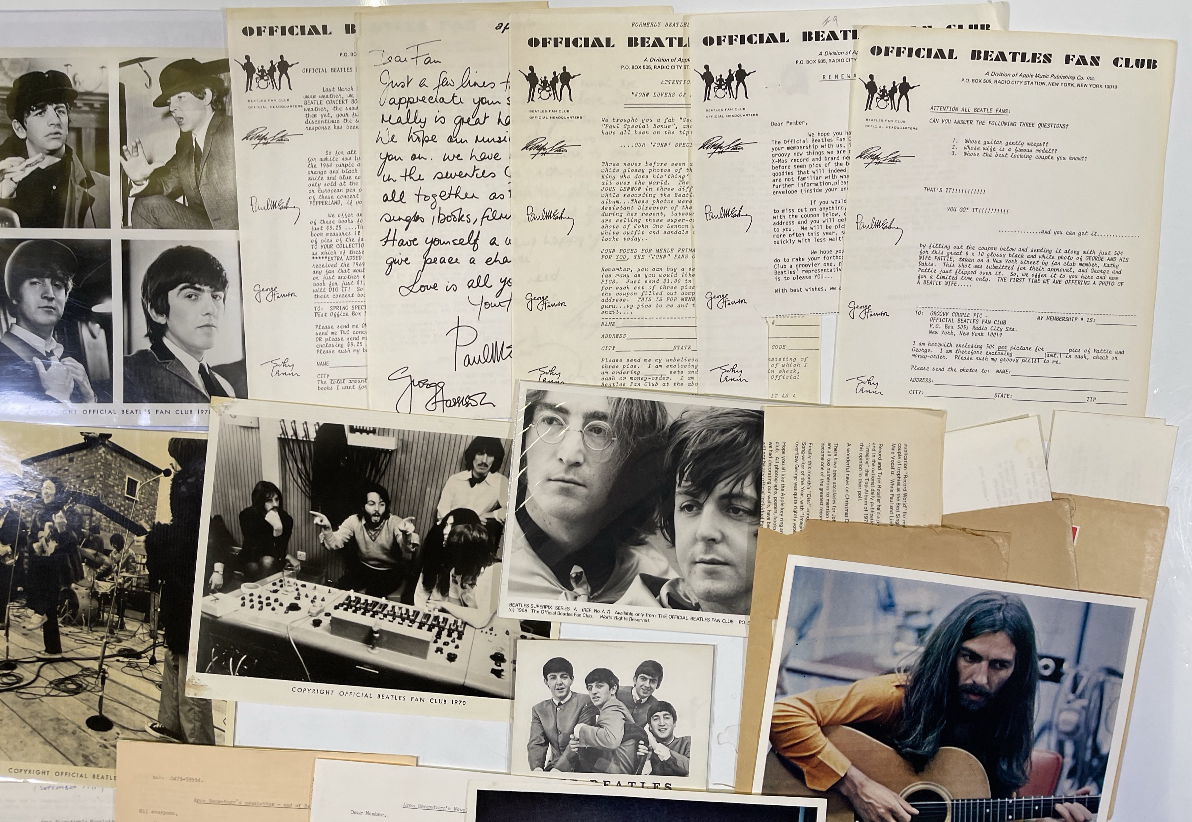 Lot 171 - THE BEATLES UK & US FAN CLUB ITEMS.