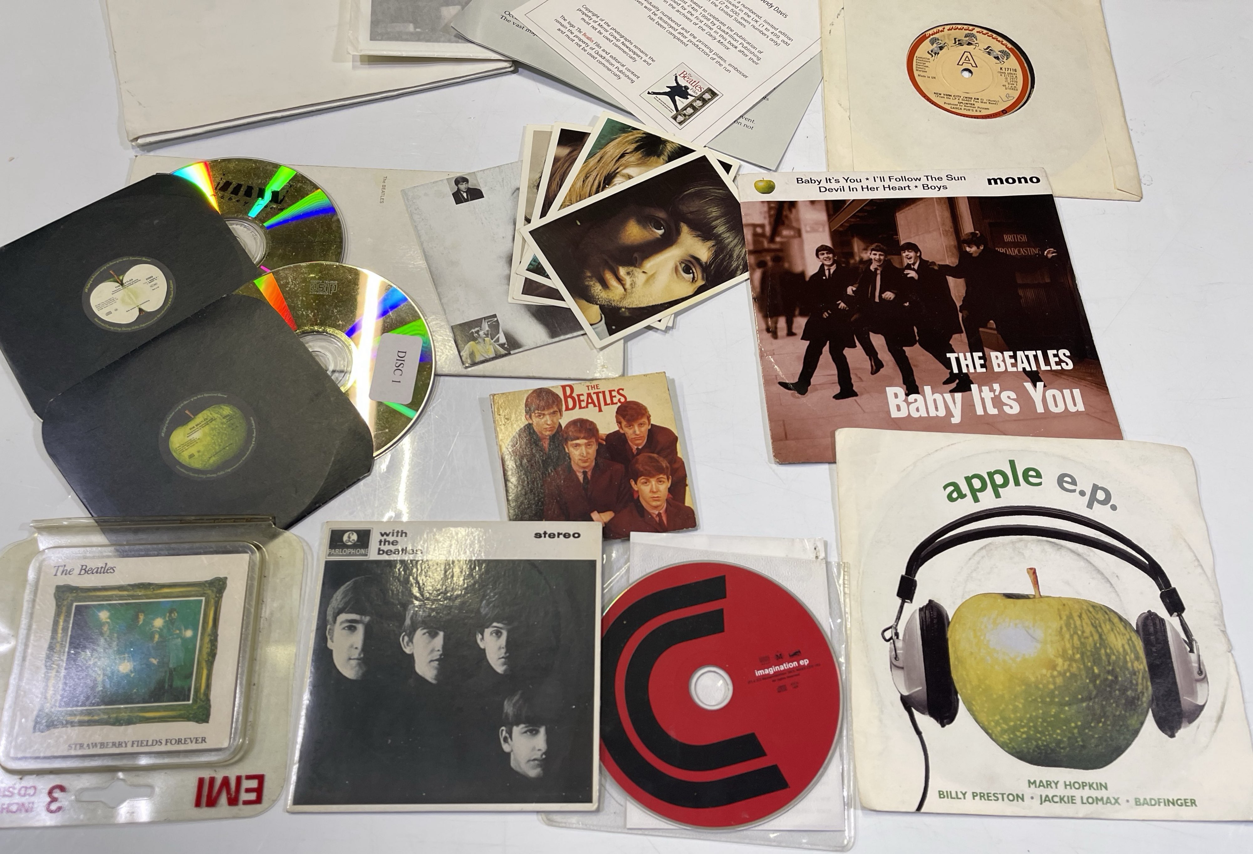 Lot 214 - THE BEATLES - PROMO ITEMS INC CDS.
