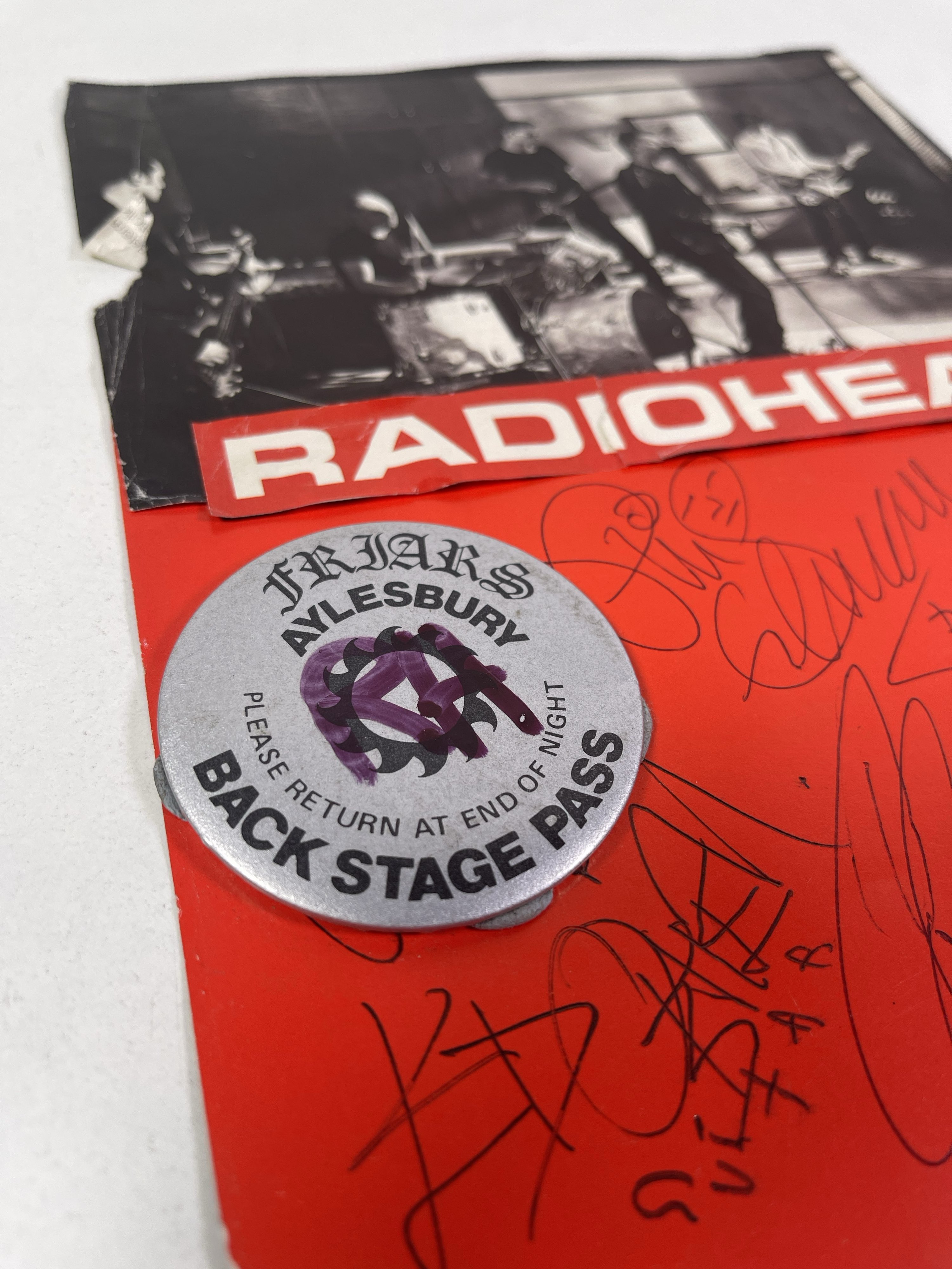 Lot 281 - RADIOHEAD - EARLY FULLY SIGNED PAGE.