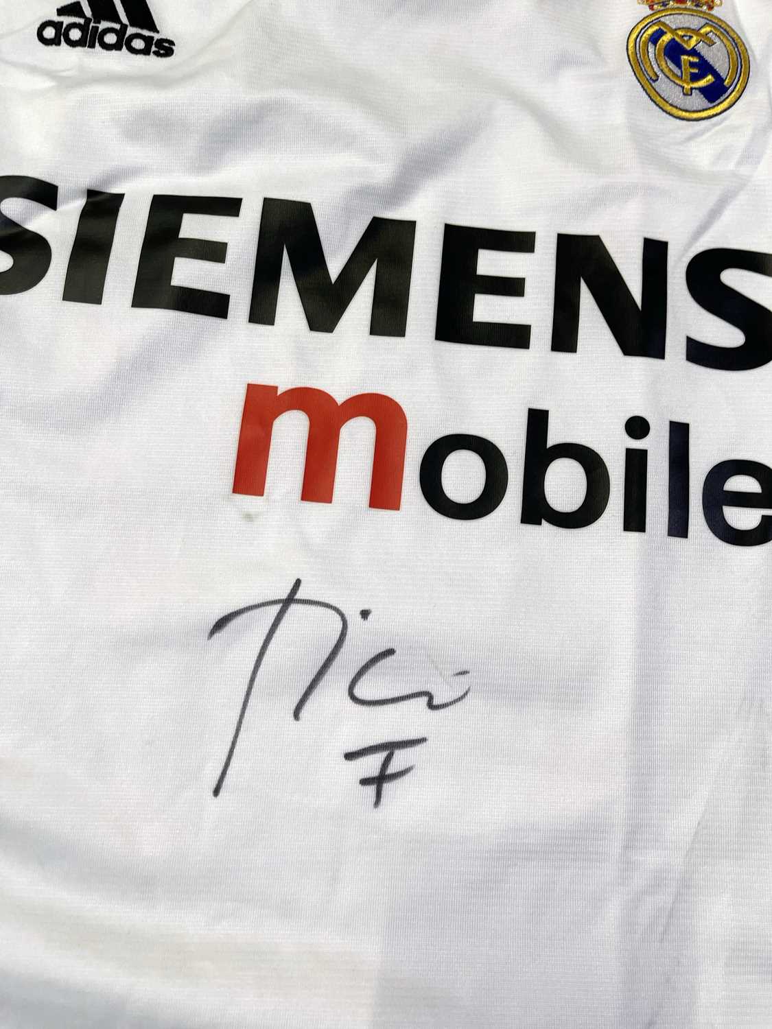 Lot 332 - REAL MADRID - SHIRT SIGNED BY LUIS FIGO.