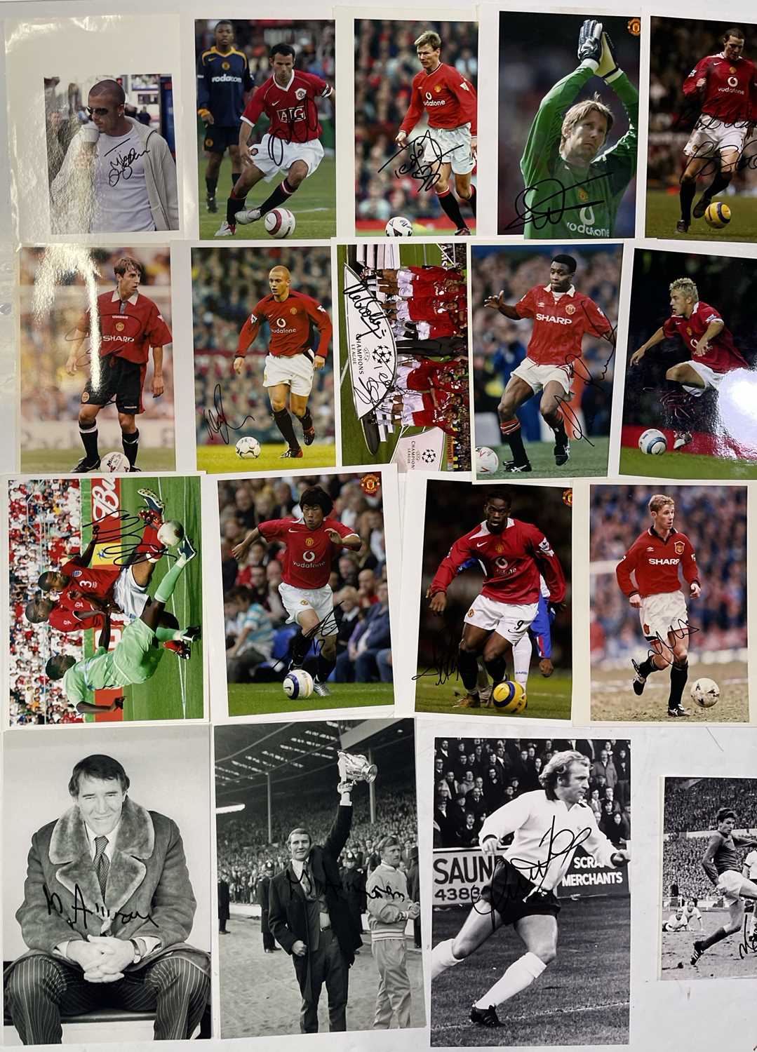 Lot 335 - MANCHESTER UNITED / MANCHESTER CITY - SIGNED