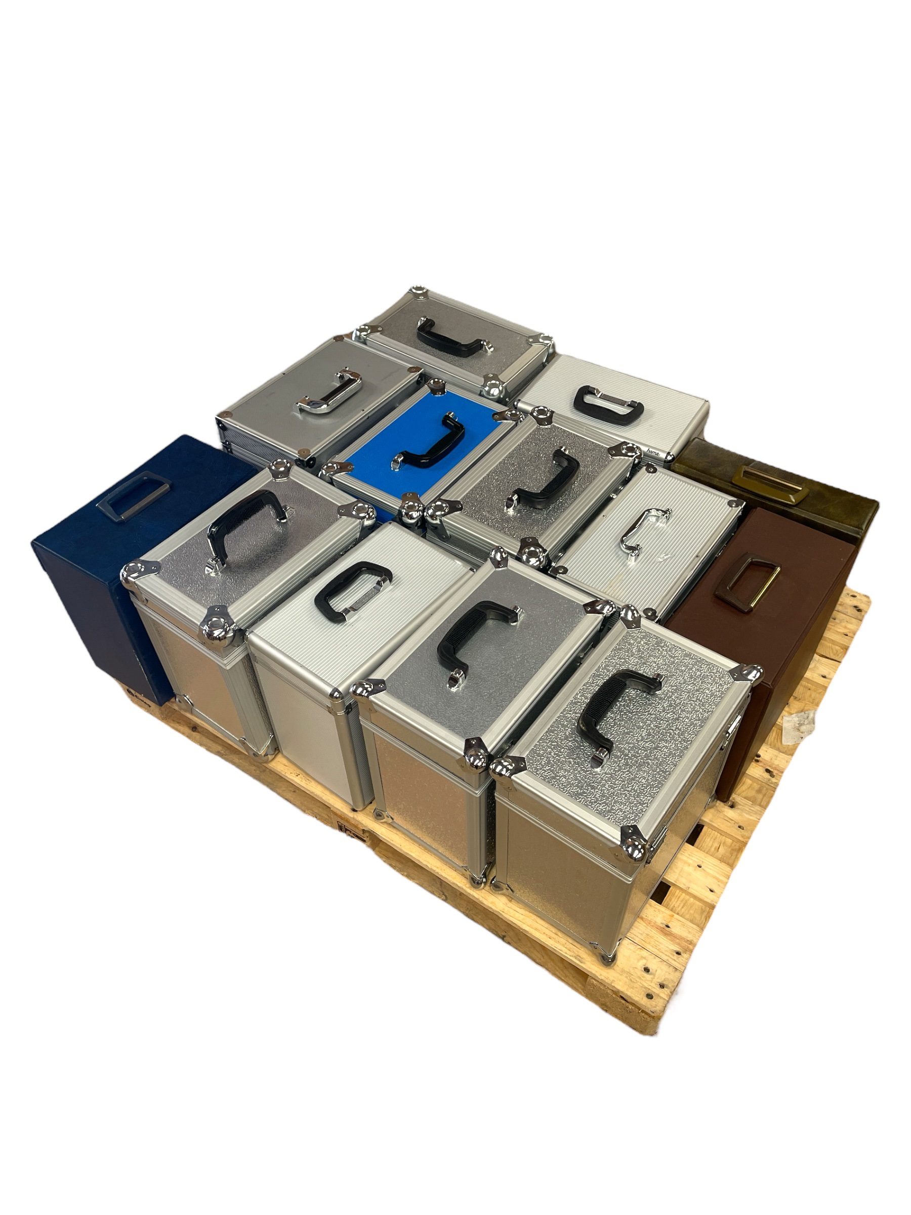 Lot 600 - APPROX 25 HEAVY DUTY RECORD CASES.