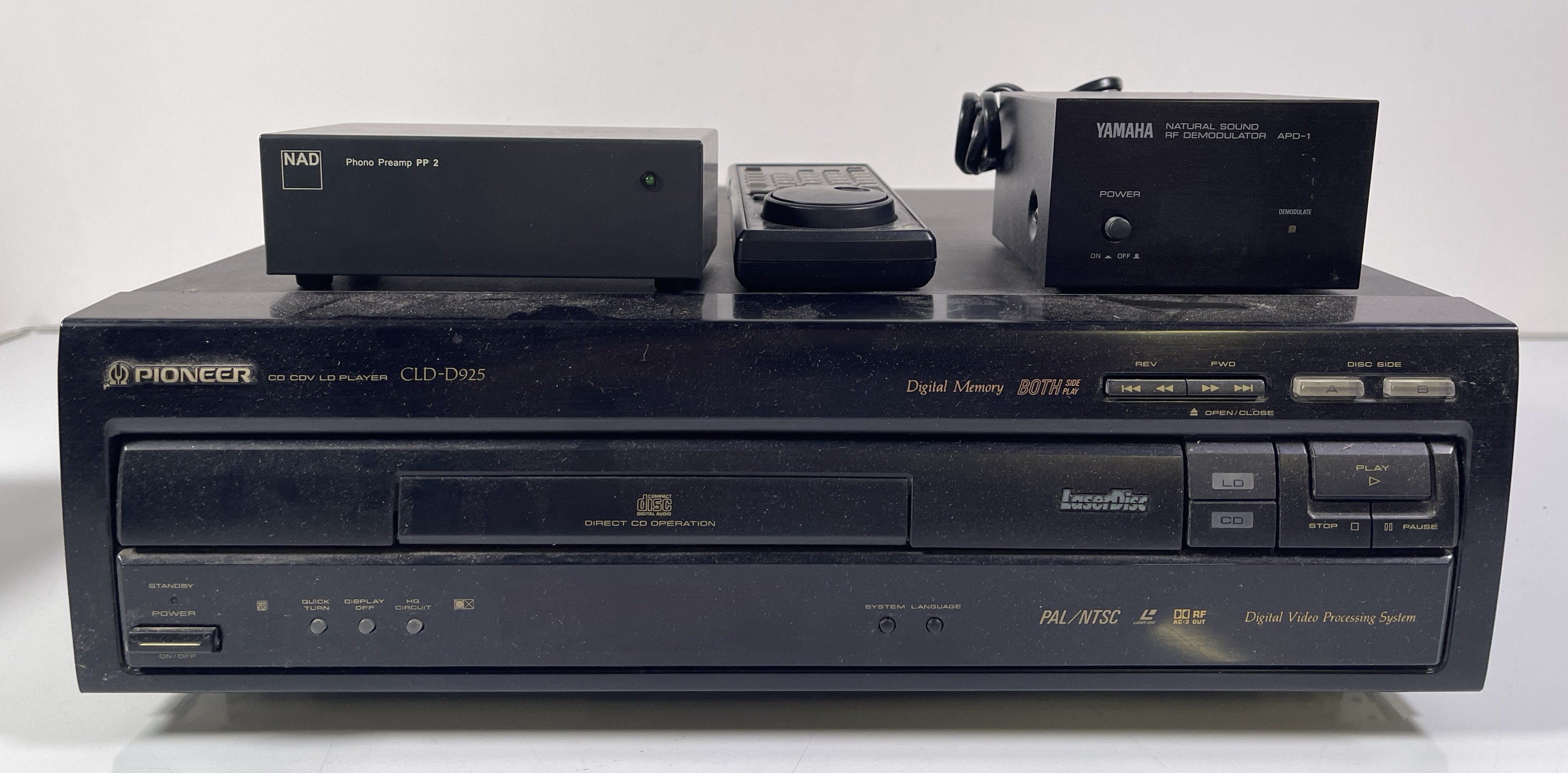 Lot 40 - PIONEER LASER DISC PLAYER CLD-D925.