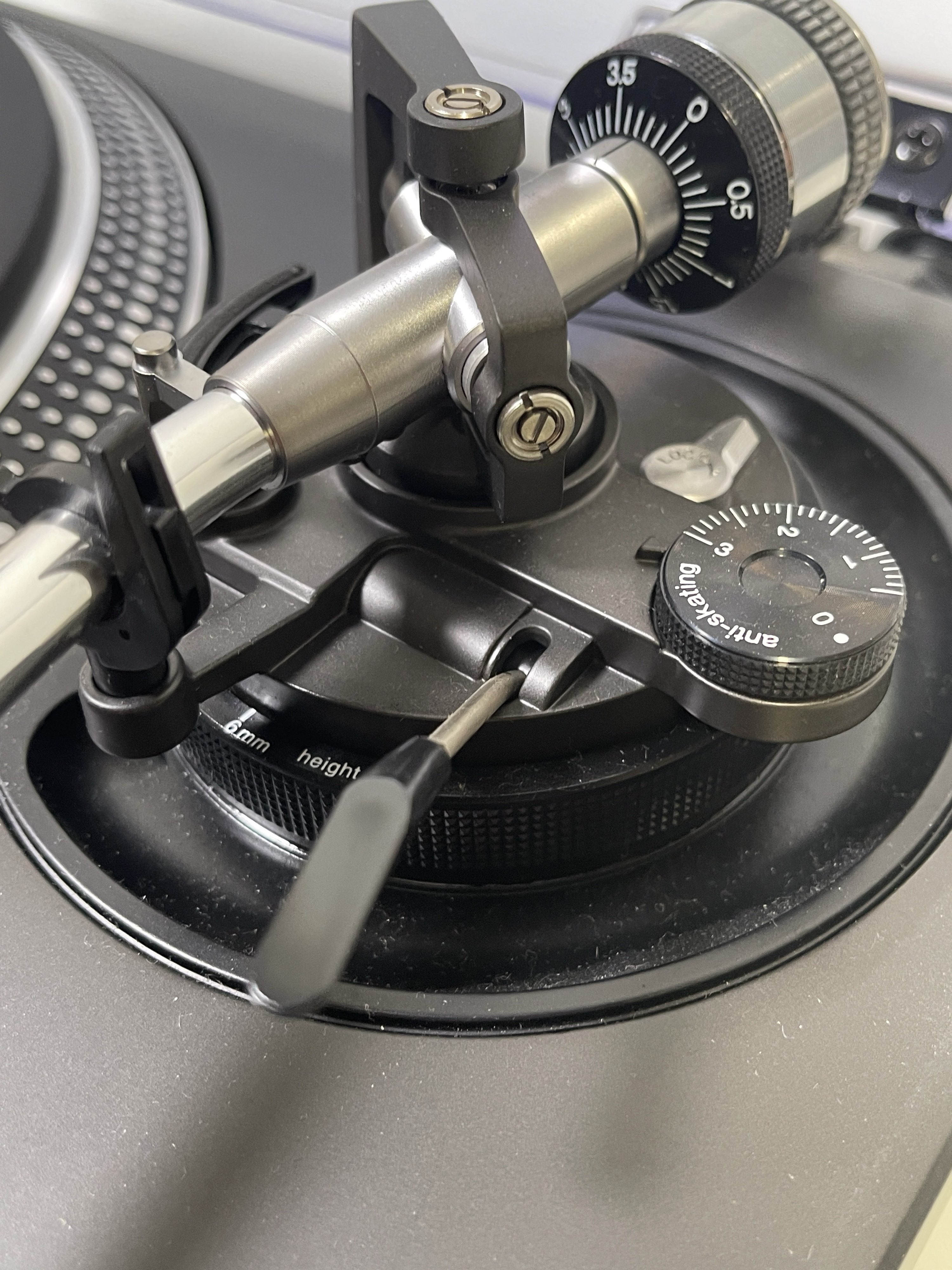 Lot 41 - TECHNICS SL-1210 MK2 TURNTABLE.