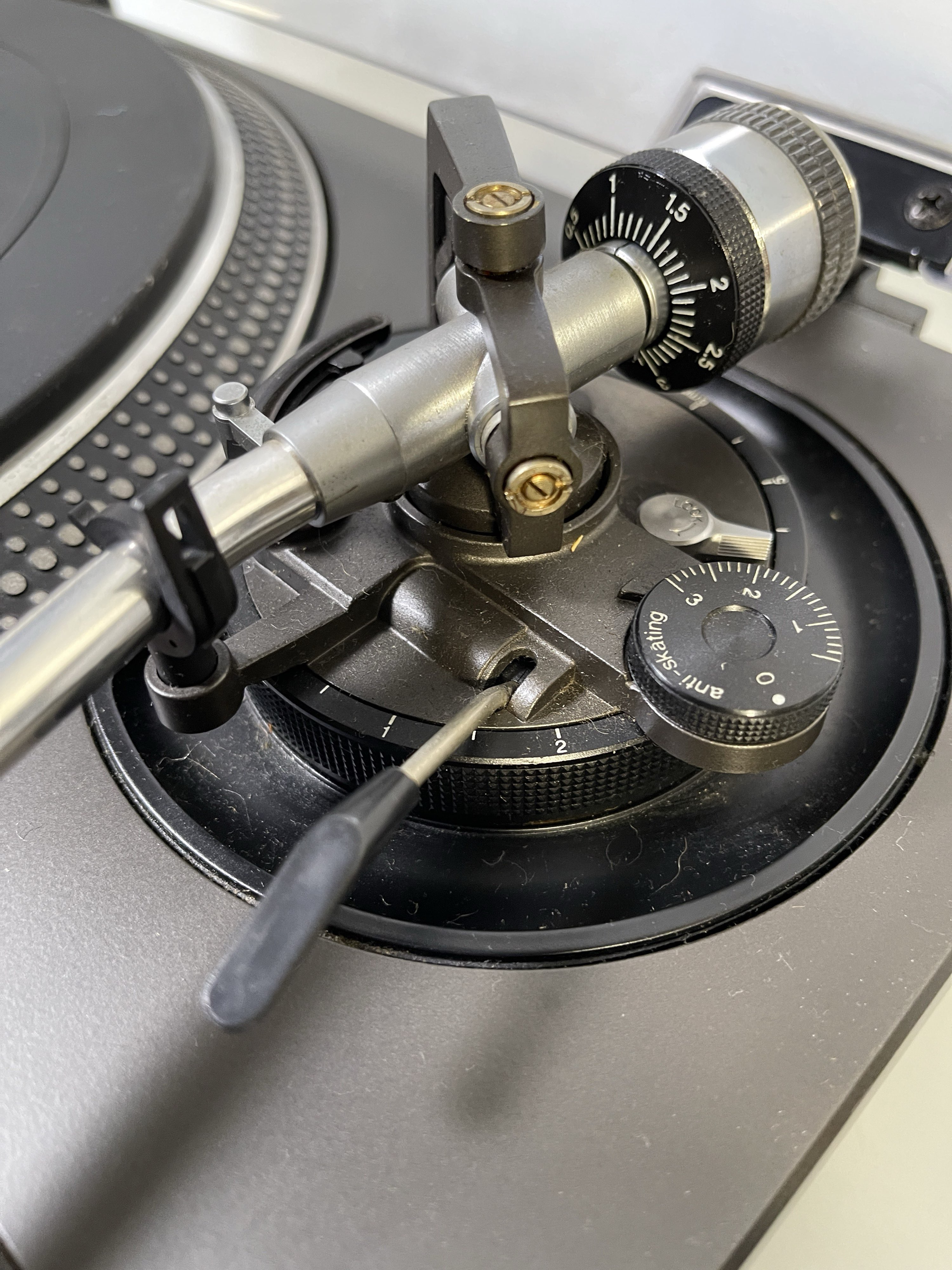 Lot 49 - TECHNICS SL-1210MK2 TURNTABLE.