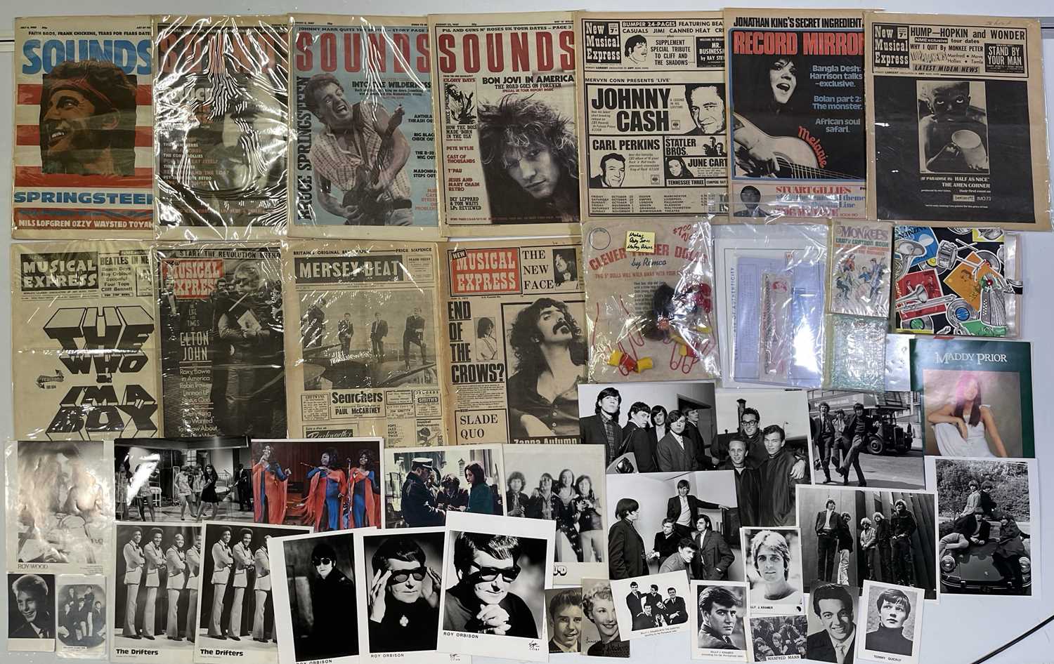 Lot 60 - 1960S MEMORABILIA INC MAGAZINES / RECORD CASE