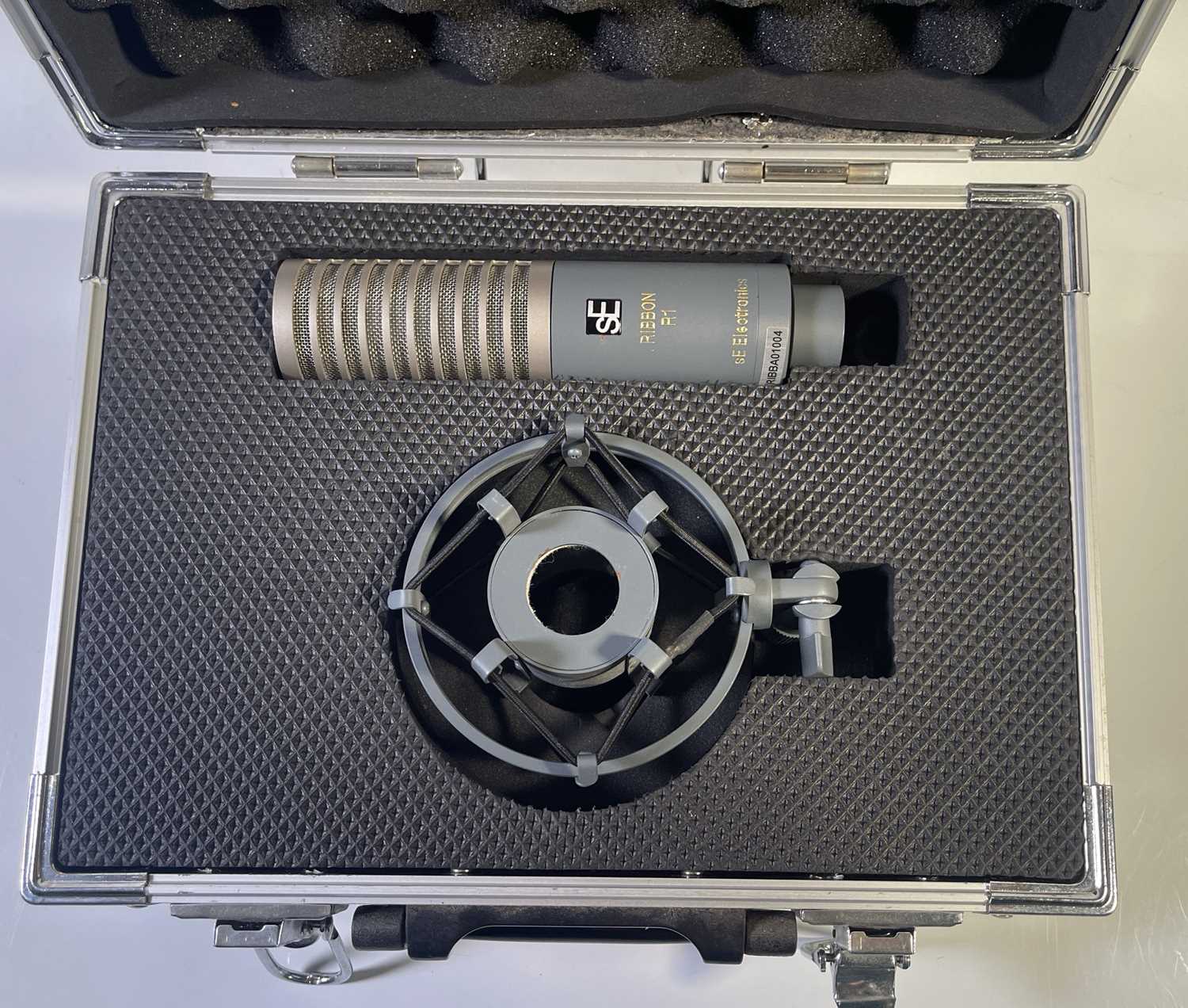Lot 29 - SE ELECTRONICS R1 RIBBON MICROPHONE.