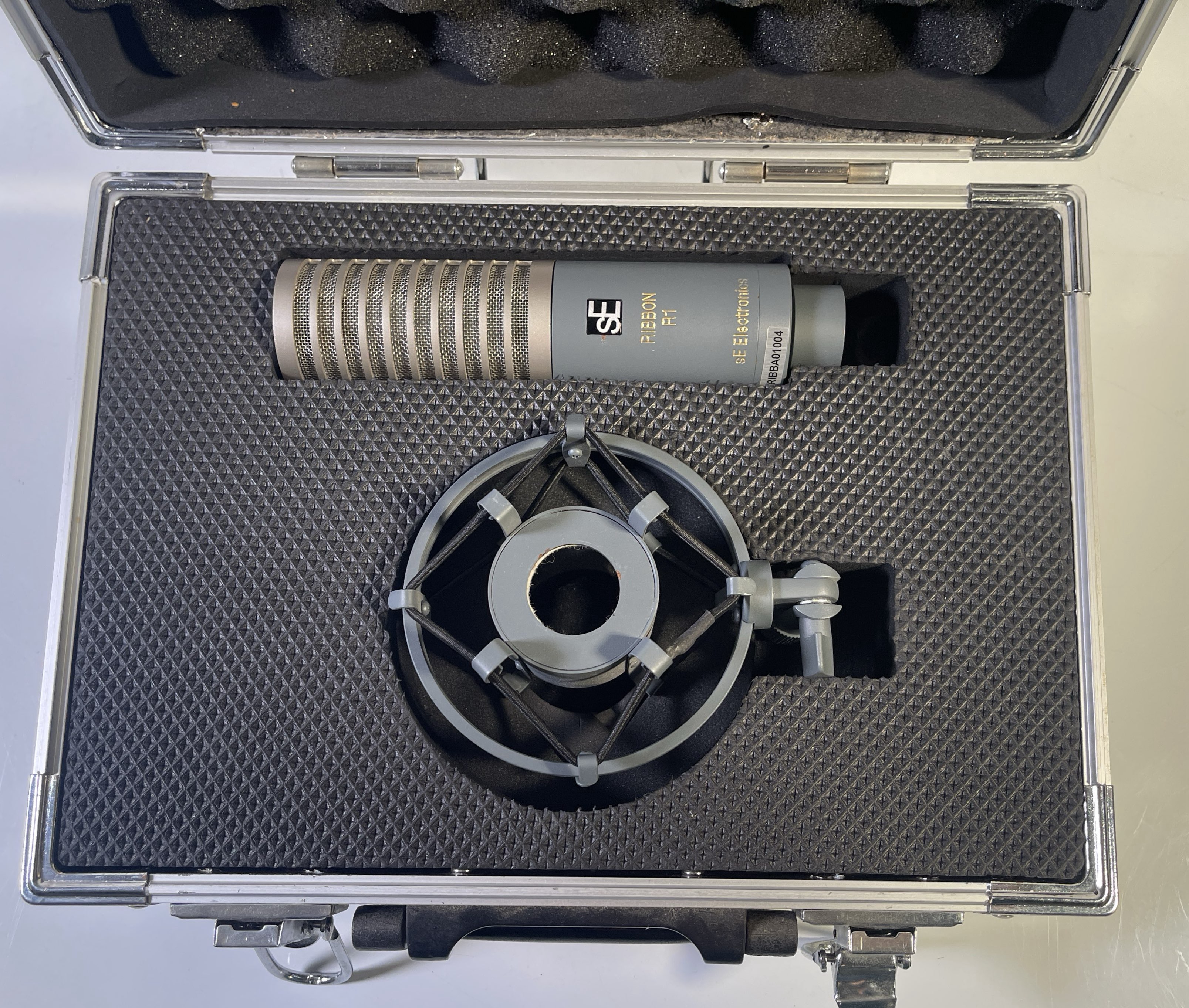 Lot 29 - SE ELECTRONICS R1 RIBBON MICROPHONE.