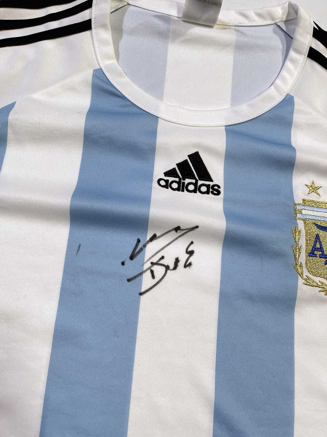 Lot 398 - FOOTBALL MEMORABILIA - DIEGO MARADONA SIGNED