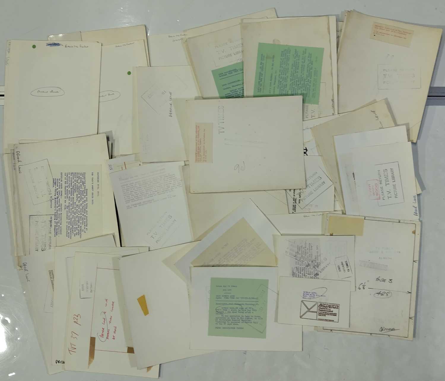 Lot 316 - ARTHUR LOWE - LARGE COLLECTION OF PRESS