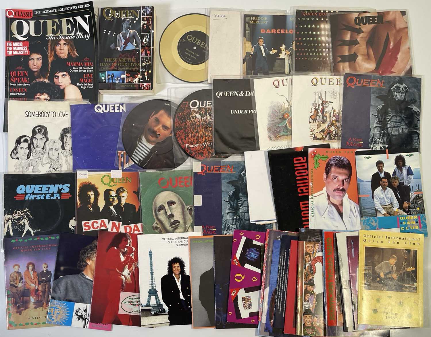 Lot 365 - QUEEN - FAN CLUB MAGAZINES AND 7" COLLECTION.