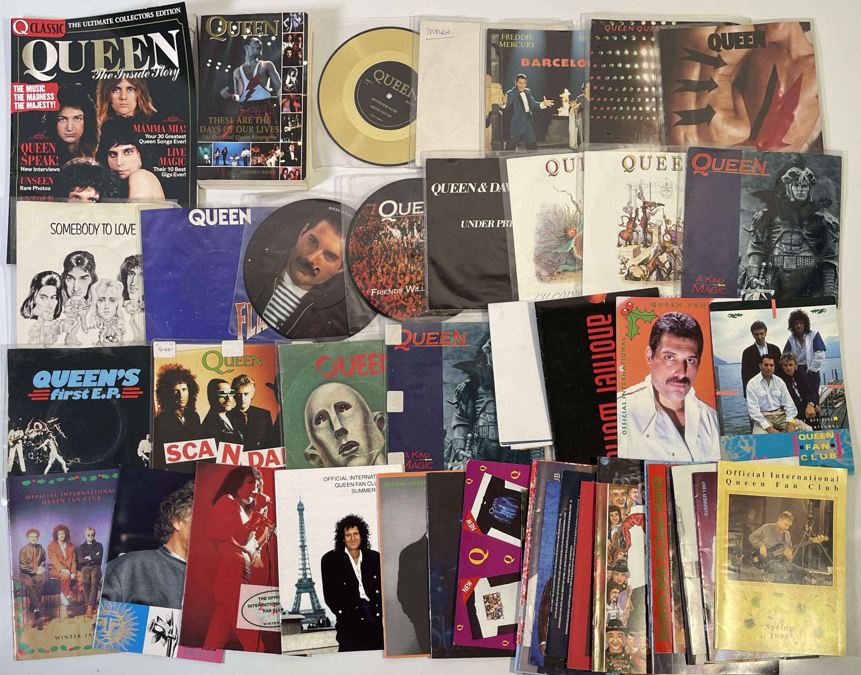 Lot 365 - QUEEN - FAN CLUB MAGAZINES AND 7" COLLECTION.