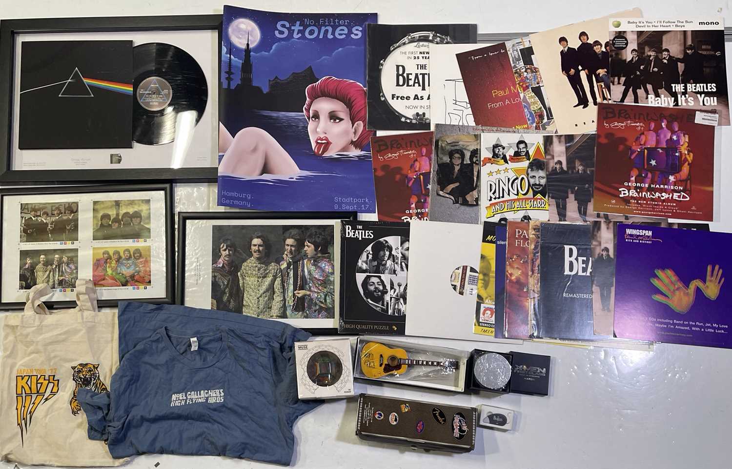 Lot 65 - MUSIC MEMORABILIA INC OASIS / THE BEATLES.