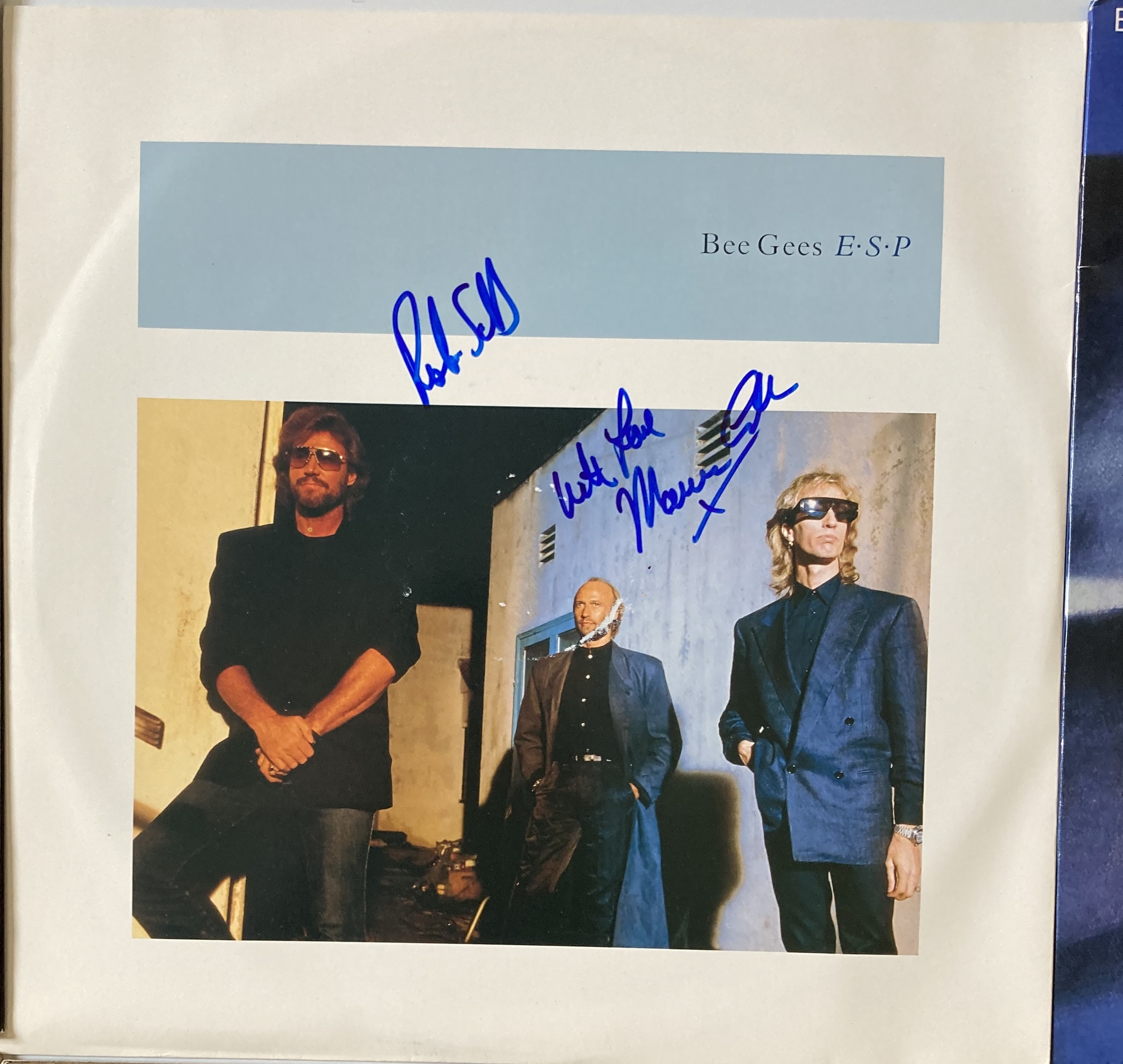 Lot 232 - CLASSIC ROCK AND POP SIGNED RECORDS.